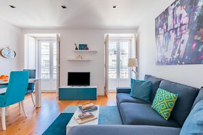 Apartamento superior, 2 quartos, para não fumantes, banheiro privativo | Área de estar | Smart TV 43 polegadas com canais a cabo, TV