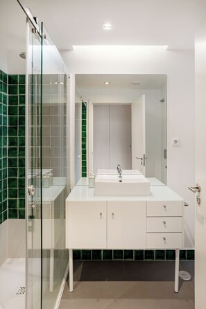Apartamento superior, 2 quartos, para não fumantes, banheiro privativo | Banheiro | Chuveiro, chuveiro com efeito de chuva, secador de cabelo, bidê