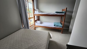 Quarto Familiar, casa de banho privativa | Ferro/tábua de engomar, Wi-fi grátis, roupa de cama fornecida 