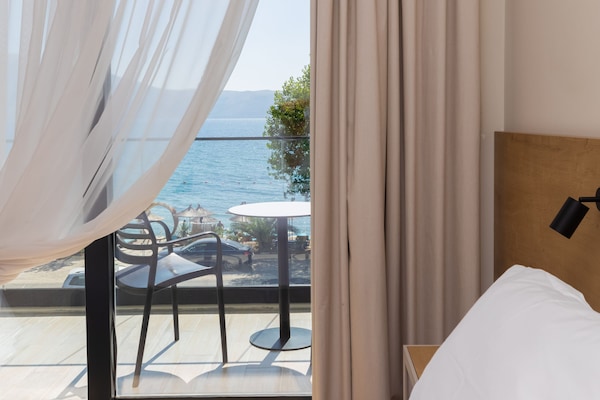 Quarto Triplo, vista para o mar | Roupa hipoalergénica, minibar, secretária, quartos insonorizados