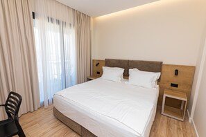Quarto casal, vista parcial para o mar | Roupas de cama antialérgicas, frigobar, escrivaninha