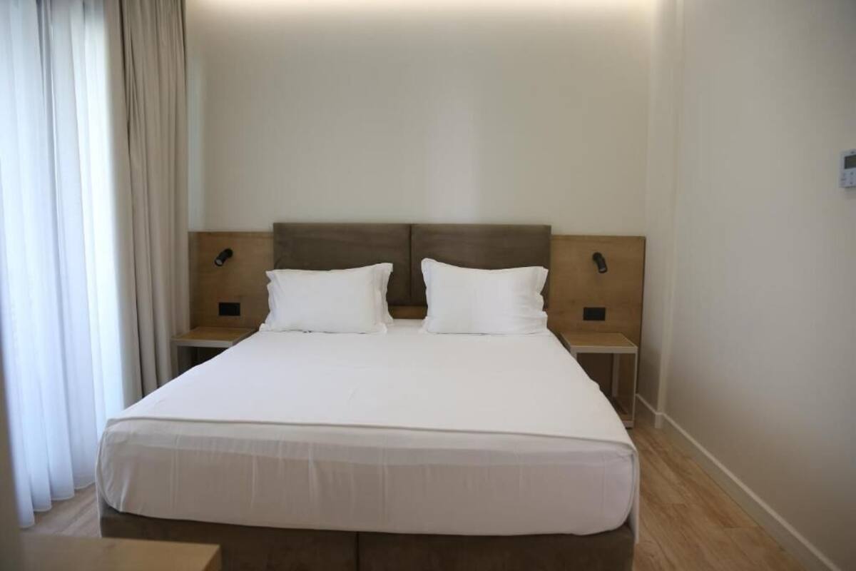 Roupa hipoalergénica, minibar, secretária, quartos insonorizados
