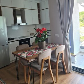 Apartamento, 1 quarto | Roupas de cama antialérgicas, frigobar, escrivaninha