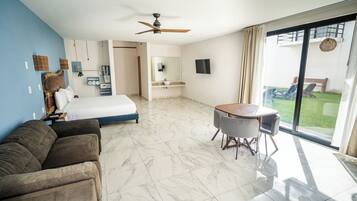 Quarto superior | Cofres nos quartos, individualmente decorados, escrivaninha