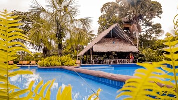 2 piscinas exteriores, espreguiçadeiras 