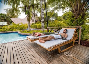 2 piscinas externas, espreguiçadeiras