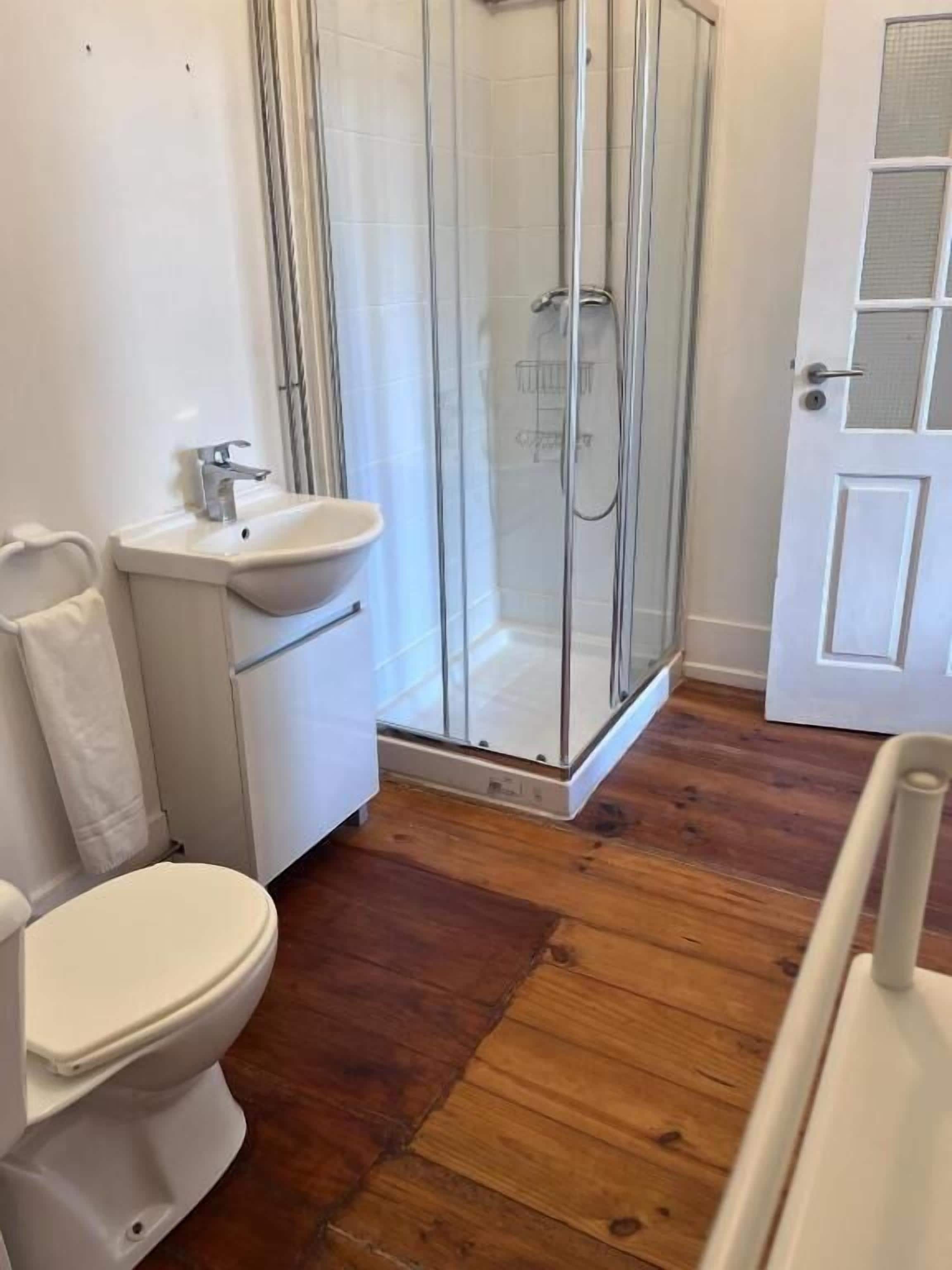 Apartamento Deluxe, varanda, Vista para a cidade | Casa de banho | Um polibã, um secador de cabelo, toalhas fornecidas, sabão 
