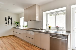 Casa, 3 quartos | Cozinha privada | Um frigorífico, um micro-ondas, um forno, uma placa de cozinha