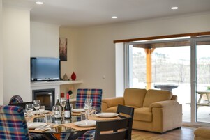 Casa, 3 quartos | Sala de estar | Televisor de 43 polegadas com canais via satélite