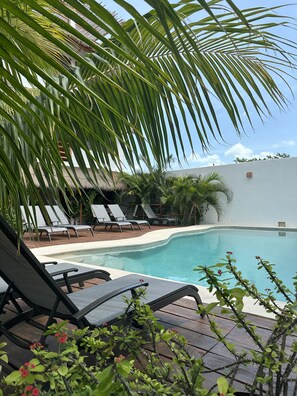 Piscina exterior, da(s) 8:00 à(s) 20:00, espreguiçadeiras 