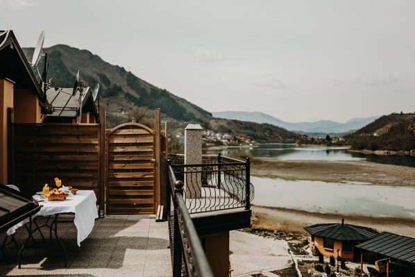 Quarto Duplo Deluxe, vista para o lago | Roupa de alta qualidade, edredões de penas, minibar, cofre no quarto