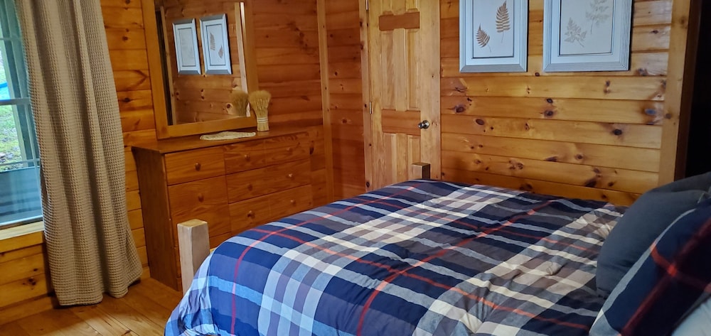 Mountain Log Cabin near Asheville, Hot Tub, Snow Skiing, Outdoor Wood Fireplace - Wolf Laurel | Vrbo