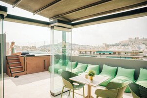 Piscina externa, funciona das 8h30 às 20h30, guarda-sóis