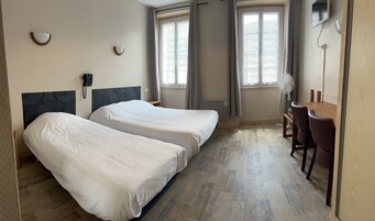 Quarto Triplo | Secretária, cortinas/cortinados opacos 