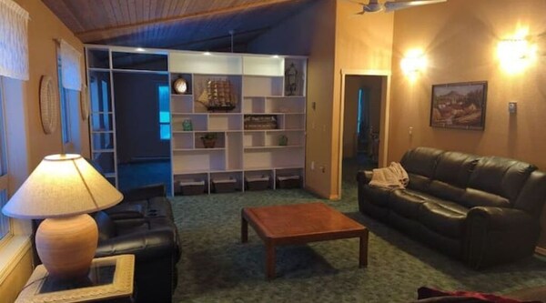 Relaxing Blue House On The Farm, 6 Minutes From The Hwy 1! - Blind Bay