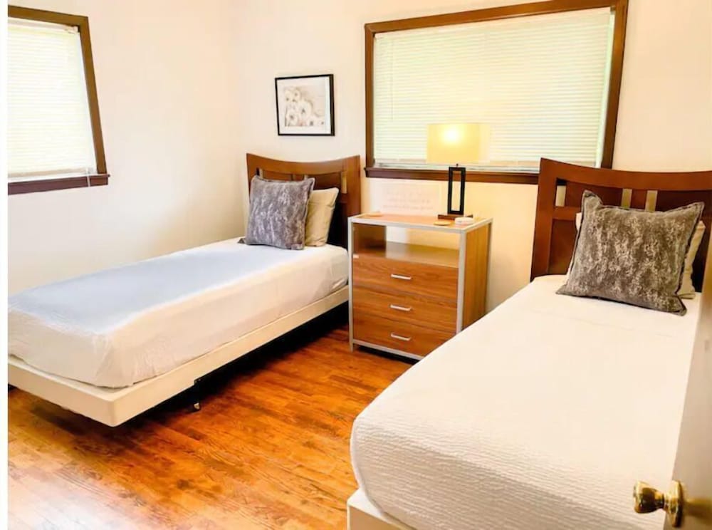 Good Vibes House - Centrally Located, Cozy House! - Springfield
