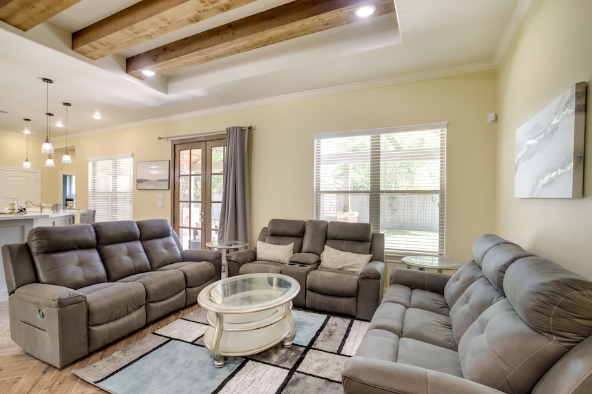 Chic Texas Abode W/ Patio & Fenced-in Yard! - Tomball, TX