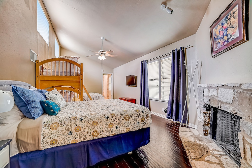 Sunny Home With Private Outdoor Pool, Enclosed Backyard, Desks, W/d, Ac - Encino Park - San Antonio