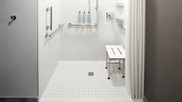 Quarto, 2 camas Queen, para não fumantes | Banheiro | Secador de cabelo, toalhas de banho, sabonete, shampoo