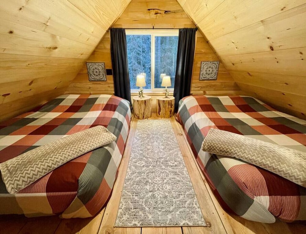 Wind Down Log Cabin In The Woods With Cozy Woodstove - British Columbia