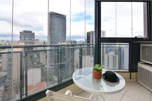 Duplex Casal com Sofa Cama | Vista da varanda