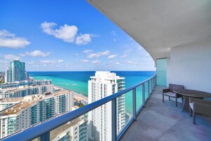 Apartamento de Luxo em Condomínio Fechado, 2 quartos, vista para o oceano | Varanda