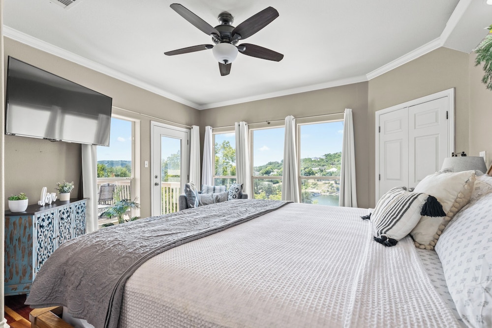 Lakefront Retreat/Boat Dock Lake Travis-Near Austin/UT and Lake Travis ...