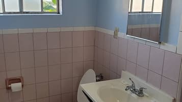 Quarto Comfort | Casa de banho | Um chuveiro fixo, produtos de higiene exclusivos, toalhas fornecidas