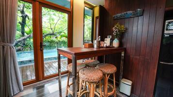 Vila superluxo, 2 quartos, vista para a piscina | Cozinha privada | Frigobar, máquina de café expresso, chaleira elétrica, moedor de café
