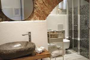 Sesagra Family Room with Private Garden and Hot Tub | Banheiro | Chuveiro, chuveiro com efeito de chuva, produtos de toalete de grife