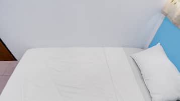 Quarto Individual Básico | Roupa de cama fornecida