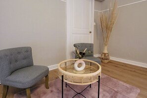 Suite Romântica | Sala de estar | Televisor de ecrã plano de 50 polegadas com canais digitais, televisor 