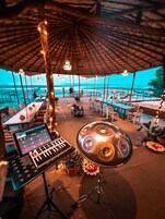 Pequenos-almoços, almoços, jantares servidos, com vista para a praia 