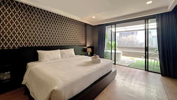 Suite Room | Minibar, cofre no quarto, secretária, cortinas/cortinados opacos