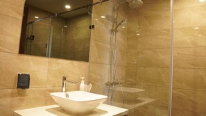 Apartamento urbano, 3 quartos, vista para a cidade | Comodidades do quarto