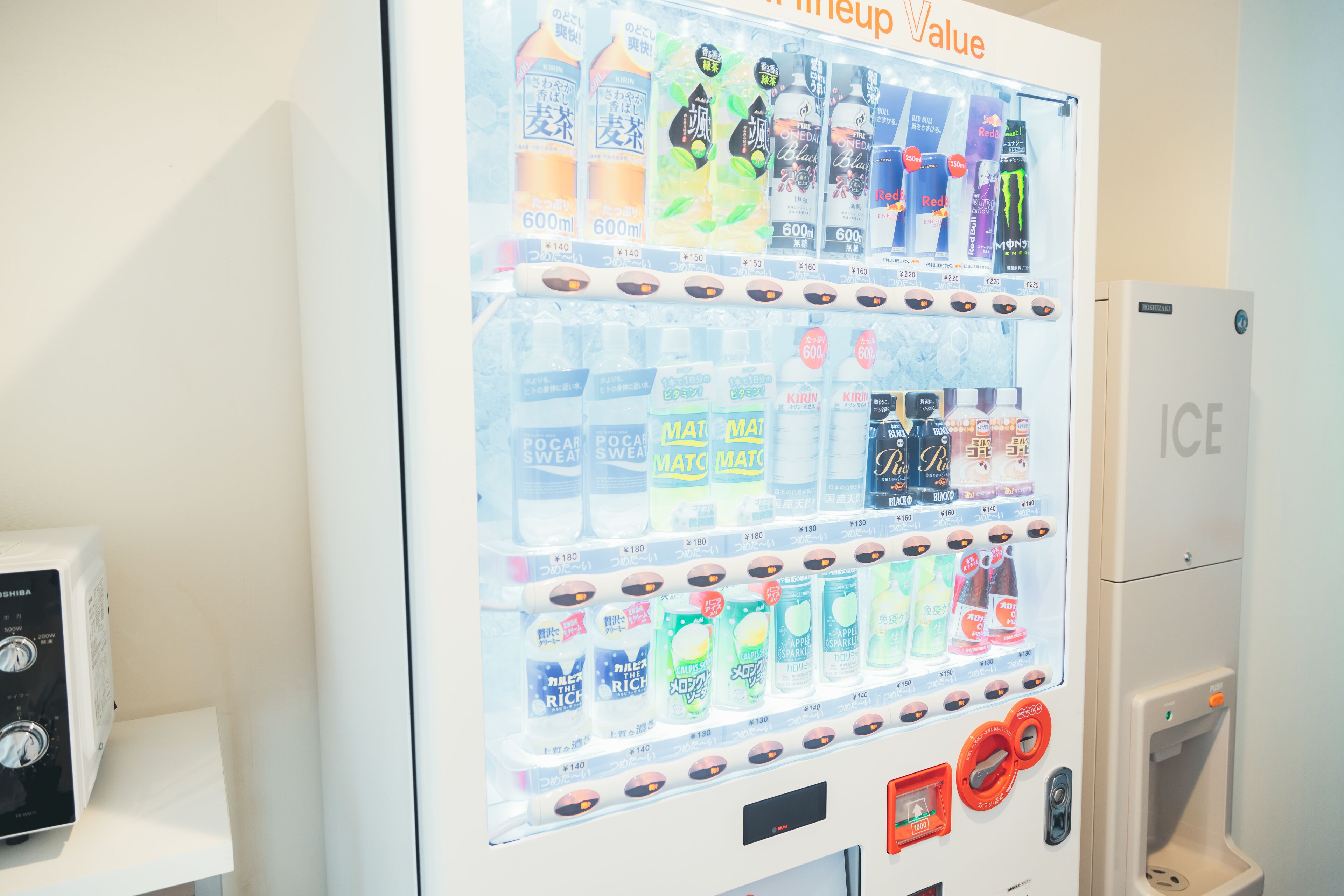 Máquina de venda automática de bebidas com diversas opções e interface de pagamento.