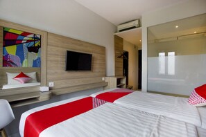 Quarto casal luxo | Escrivaninha, espaço de trabalho para notebook, cortinas blackout