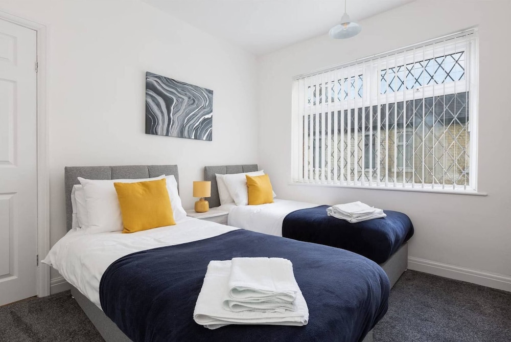 Connaught House | Wi-fi, Parking, Contractors - Preston