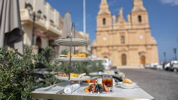 Pequeno-almoço completo diário incluído
