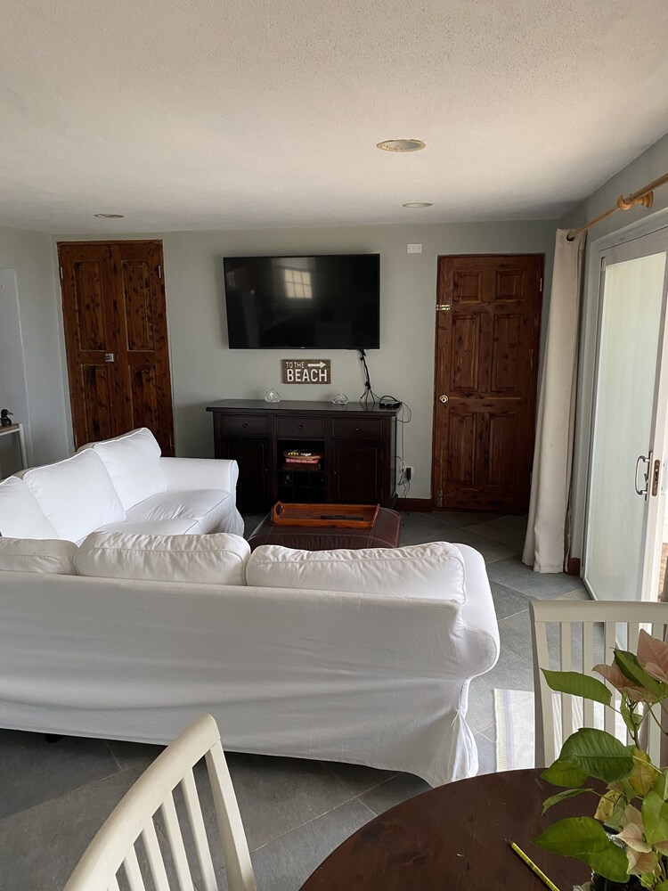 Oceanfront Condo, 800 sq feet, pool and 3 minute walk to beach - Paget ...