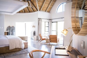 Frigobar (abastecido com alguns itens grátis), cofres nos quartos