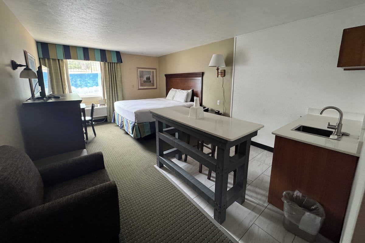 Quarto Individual de Luxo | Secretária adequada para computadores portáteis