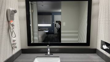 Quarto solteiro luxo | Banheiro | Banheira, secador de cabelo, toalhas de banho, sabonete