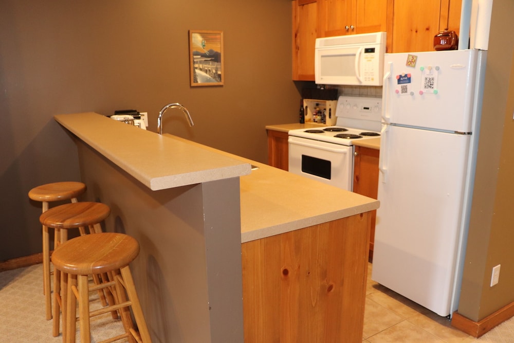 Fully Equipped Studio Right At Chairlift! An Amazing Ski In/out Location! - ブリティッシュコロンビア州