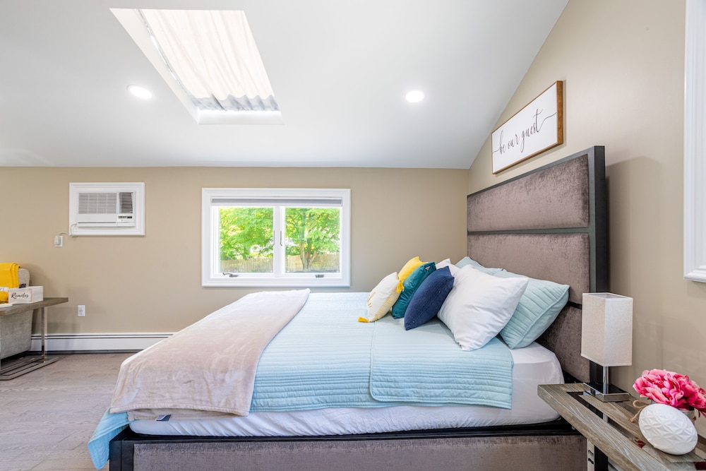 Stylish Upscale Apt W/ Snack Bar & Sunny Deck - Deer Park, NY