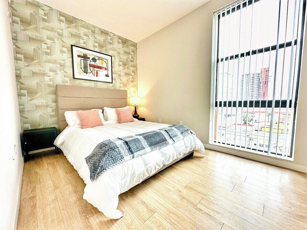 One Bedroom Apartment W/balcony And City Views! - La Mesa, CA
