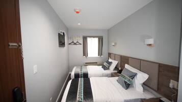 Quarto casal ou duplo básico | Cofres nos quartos, quartos à prova de som, Wi-Fi de cortesia