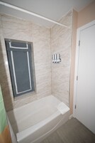 Quarto básico, 1 cama Queen | Banheiro | Secador de cabelo, roupões de banho, toalhas de banho, sabonete