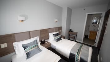 Quarto casal ou duplo básico | Cofres nos quartos, quartos à prova de som, Wi-Fi de cortesia