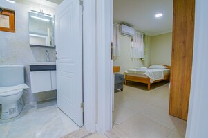 Ekonomik Iki Ayri Yatakli Bodrum Kat Oda | Casa de banho | Um polibã, um secador de cabelo, toalhas fornecidas 